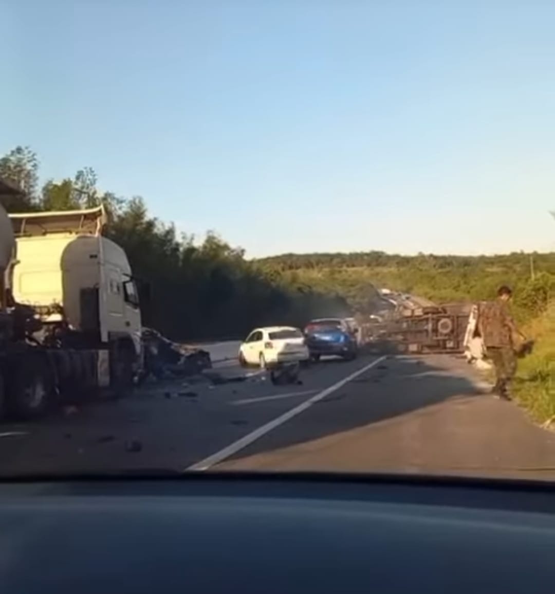Acidente com carreta, caminhão e quatro carros deixa cinco feridos e um morto na BR-101, em Caaporã