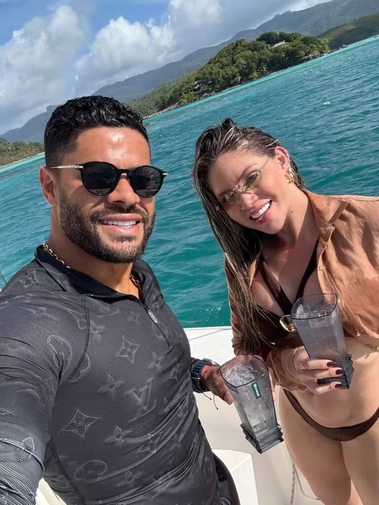 Em lua de mel atrasada, Hulk surge em clima de romance com a esposa ...